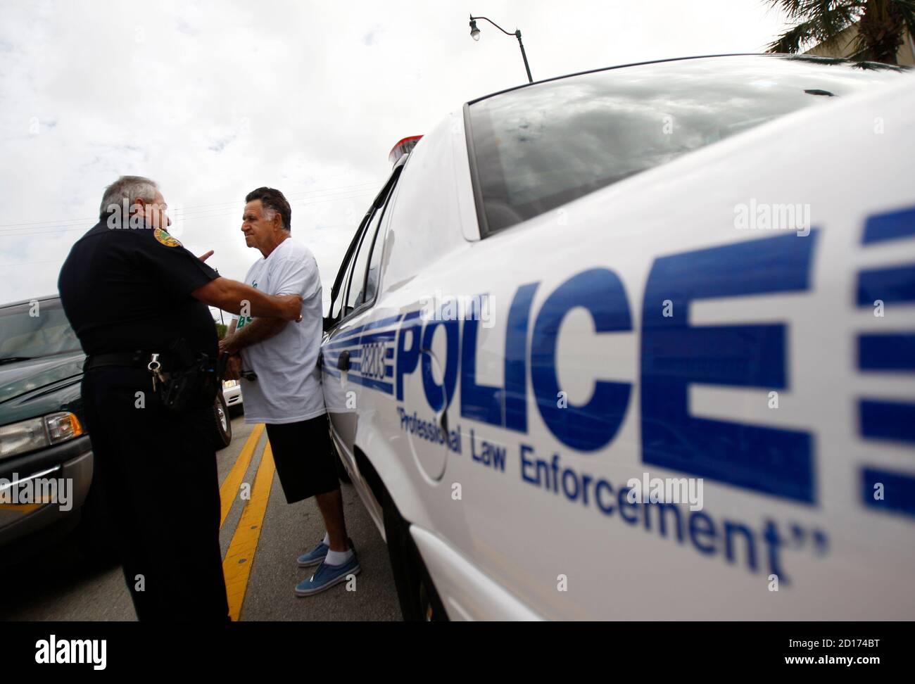 Cuban police officer hi-res stock photography and images - Alamy