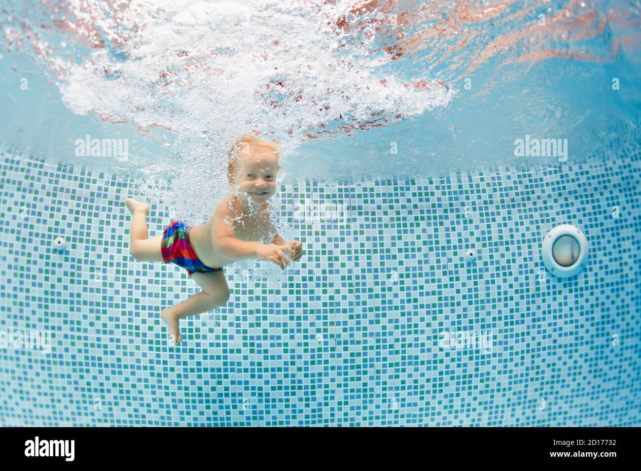 Indoor splash pool water park hi-res stock photography and images - Alamy