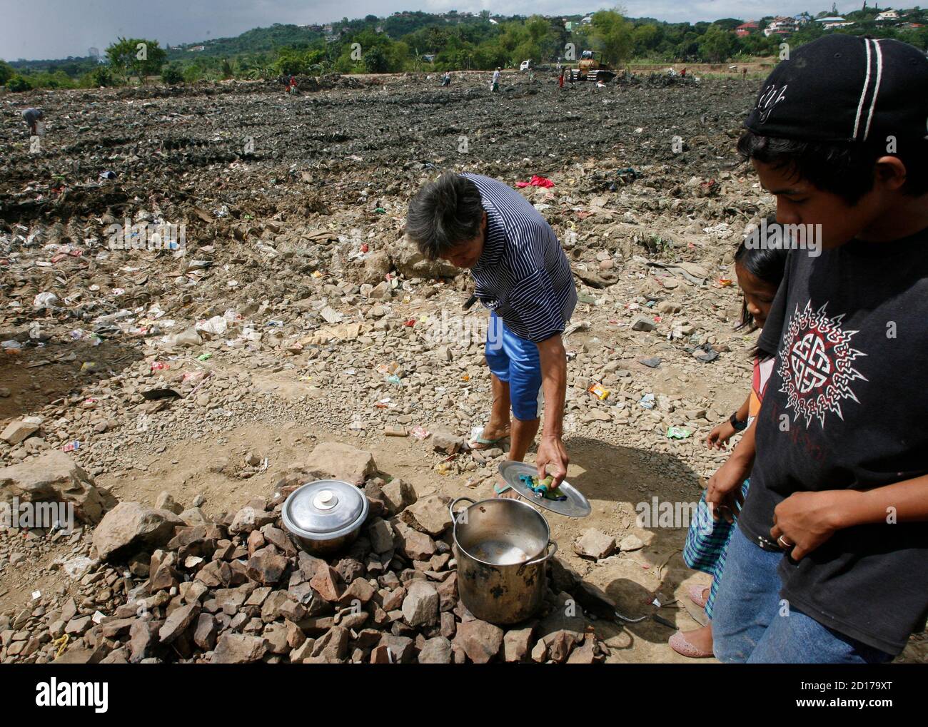 Philippines garbage manila filipinos hi-res stock photography and ...