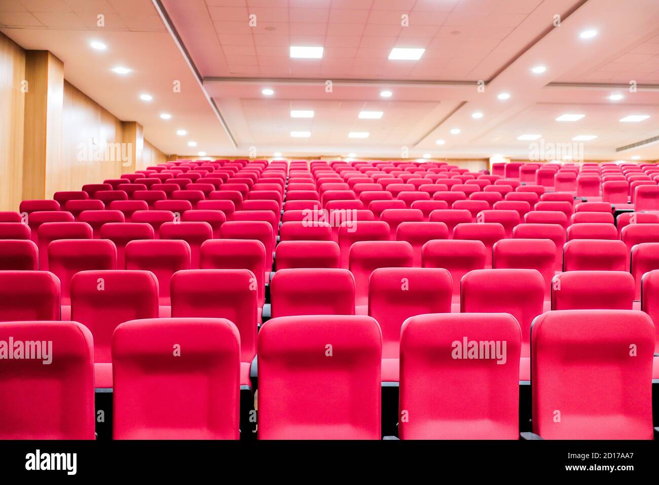 Row of ceiling lights hi-res stock photography and images - Alamy