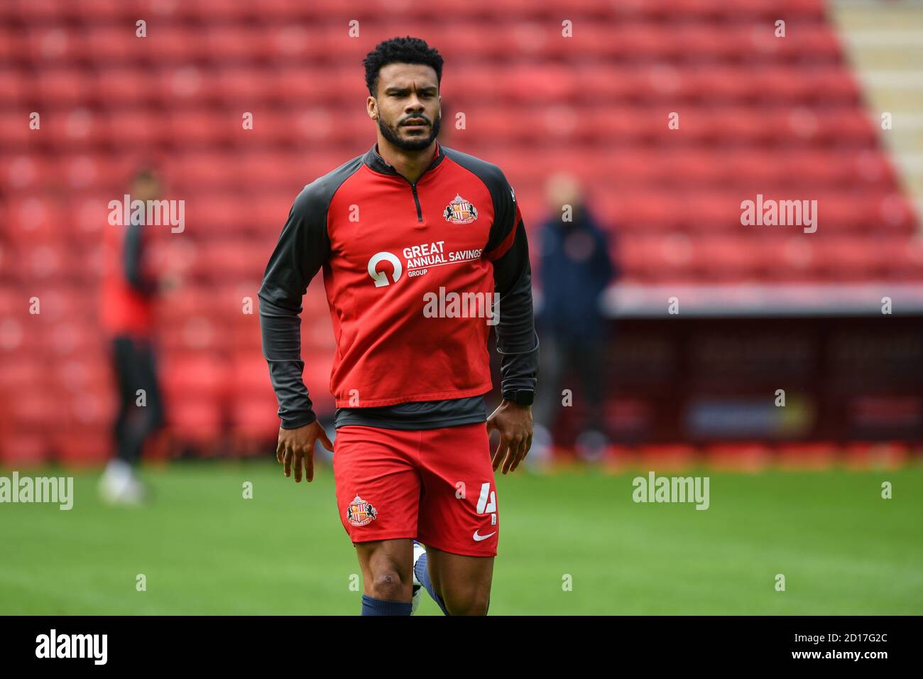 Josh Scowen (14) of Sunderland FC warming up before ko Stock Photo - Alamy