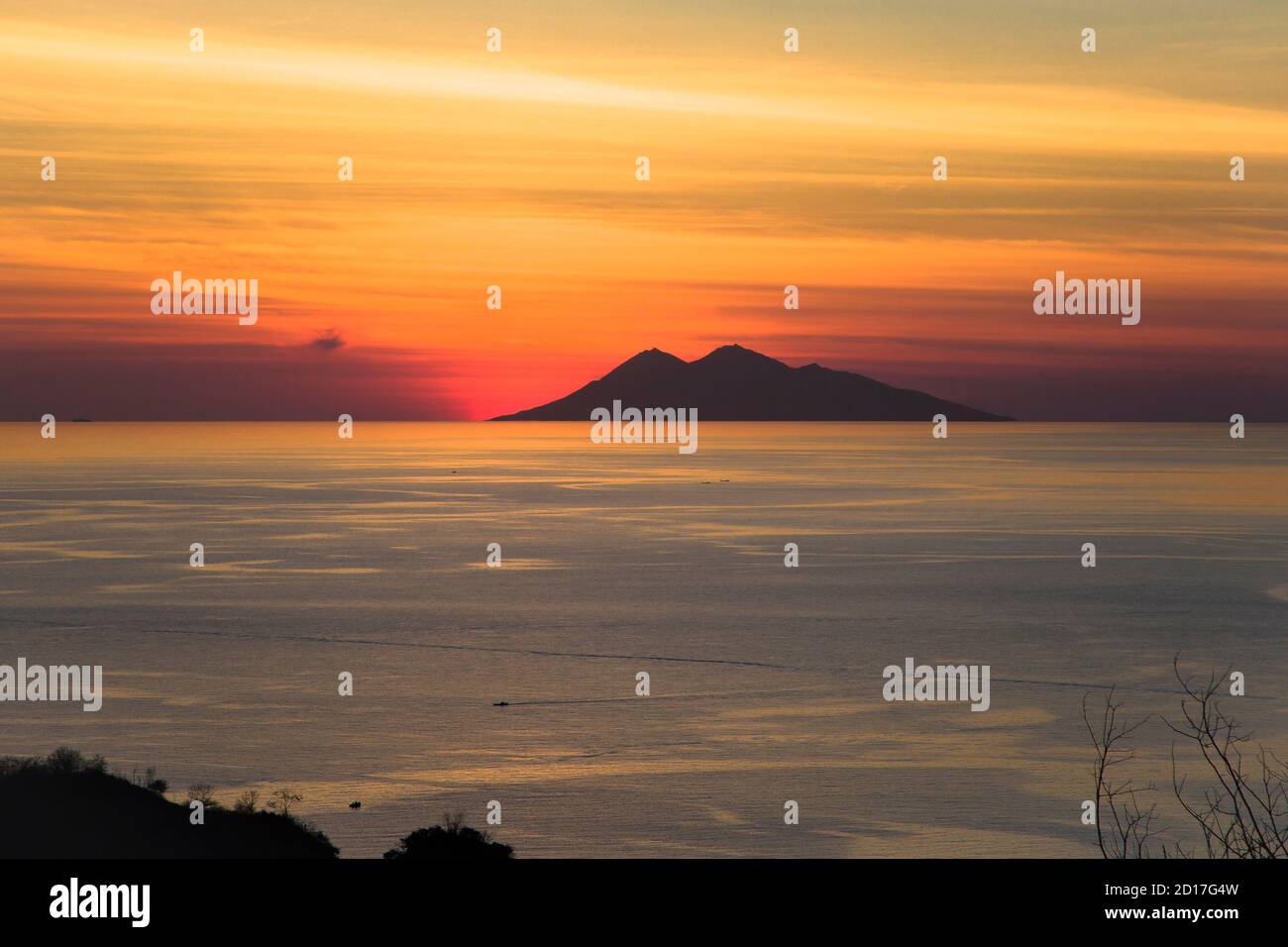 Ocean sunset boat komodo hi-res stock photography and images - Alamy