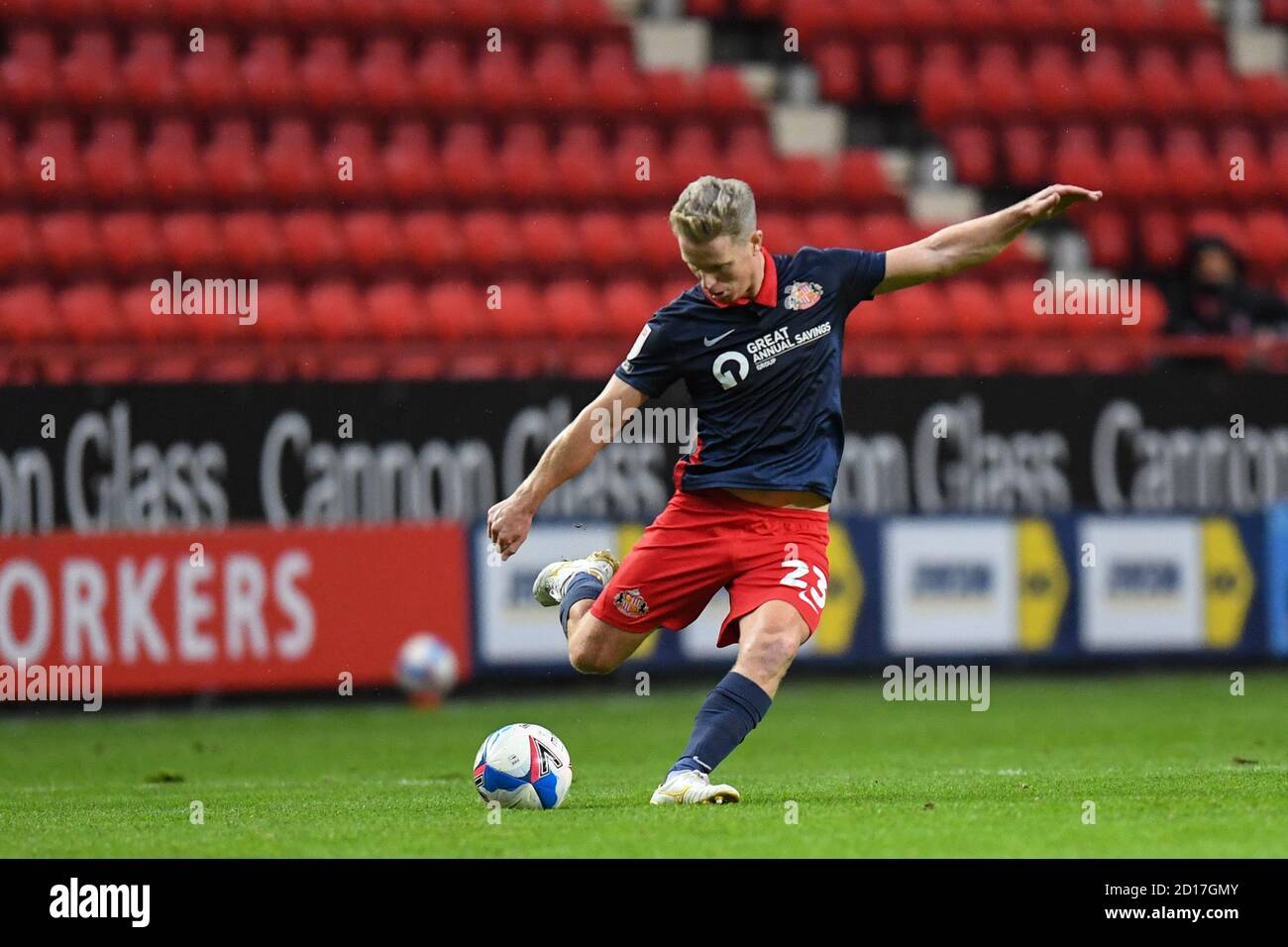 Grant Leadbitter (23) of Sunderland FC crosses the ball Stock Photo - Alamy