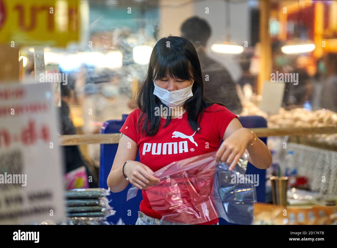 Retail environment hi-res stock photography and images - Alamy