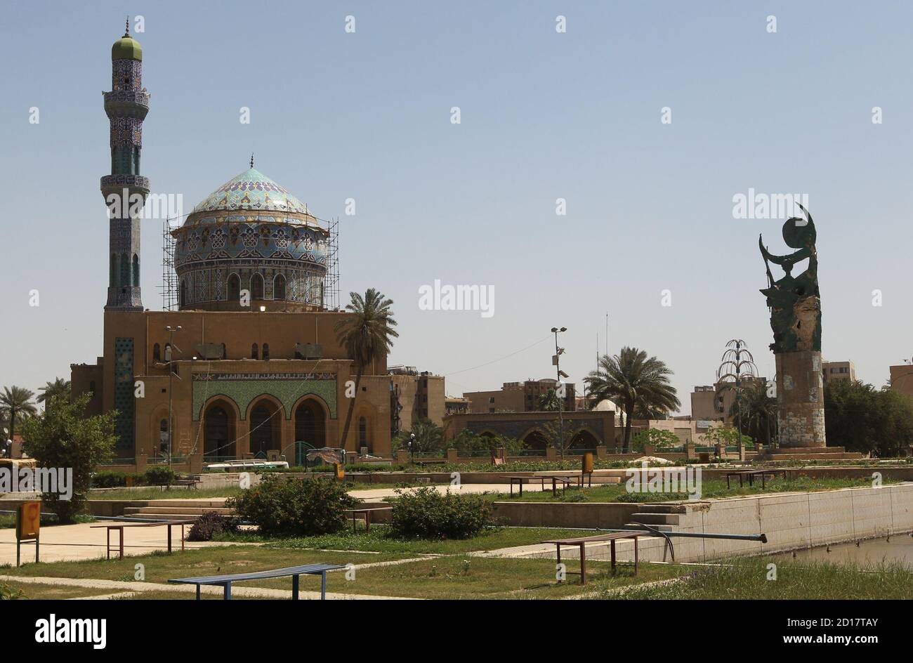 Saddam statue marines hi-res stock photography and images - Alamy
