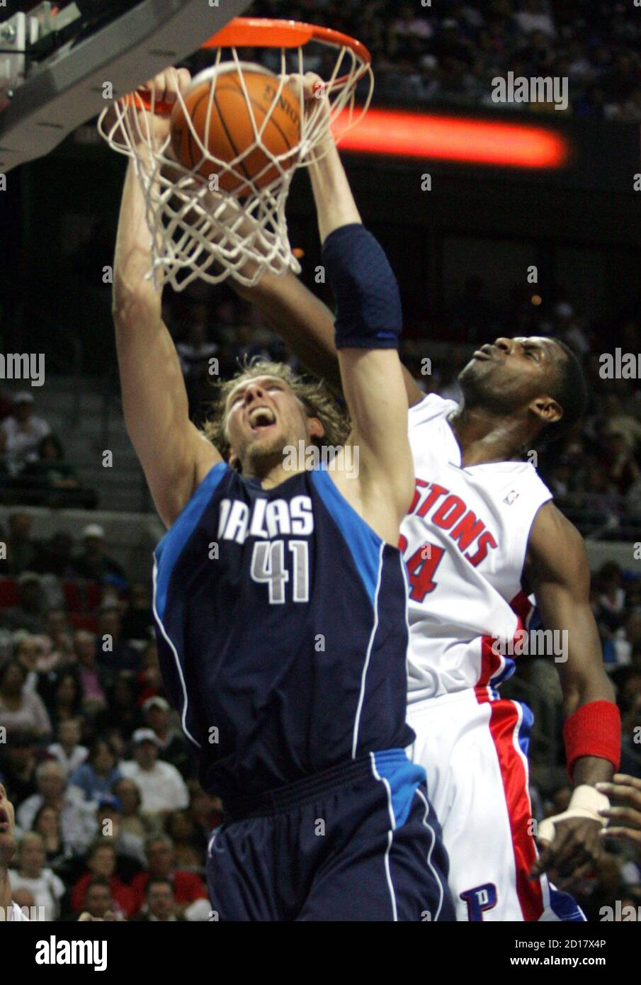 Dirk nowitzki march 2006 hi-res stock photography and images - Alamy
