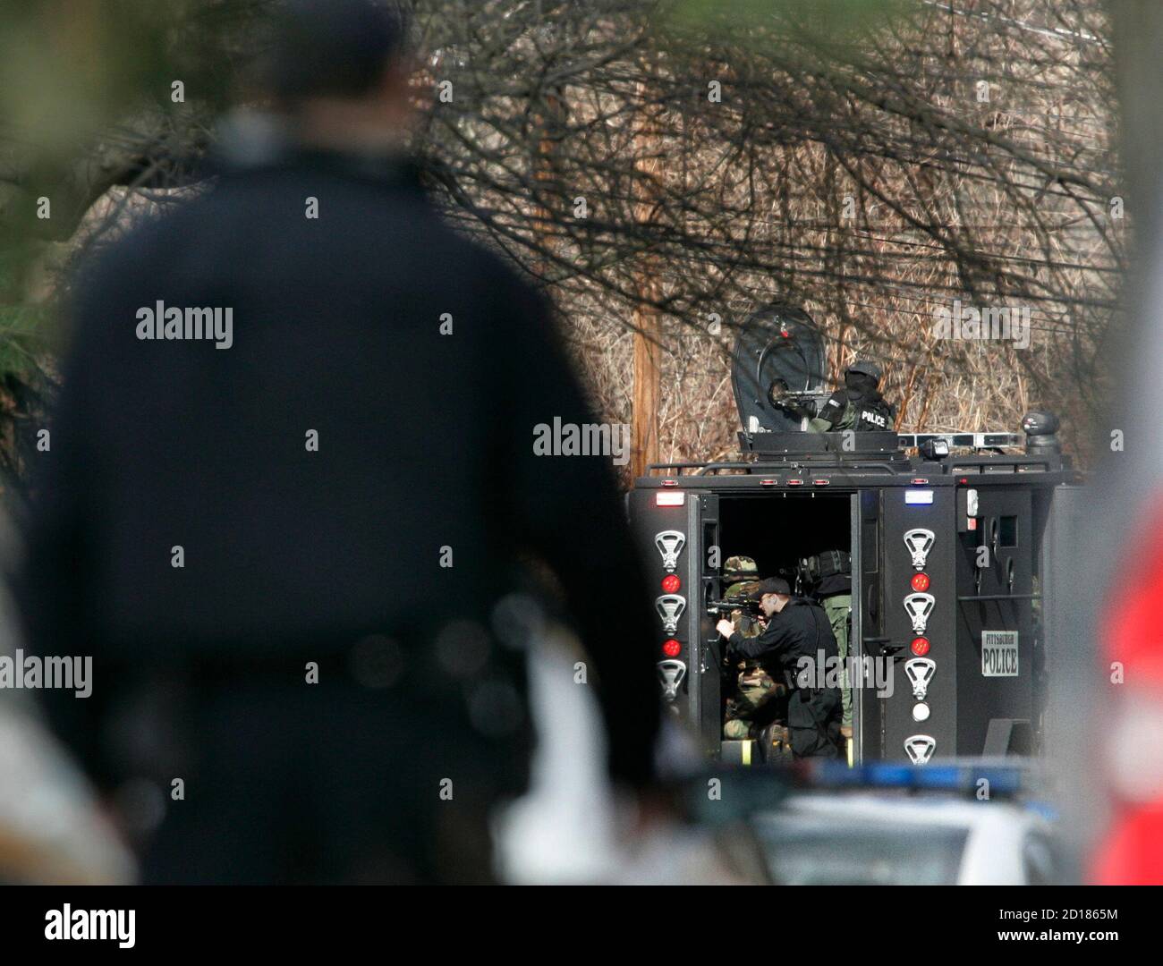 Police standoff guns hi-res stock photography and images - Alamy