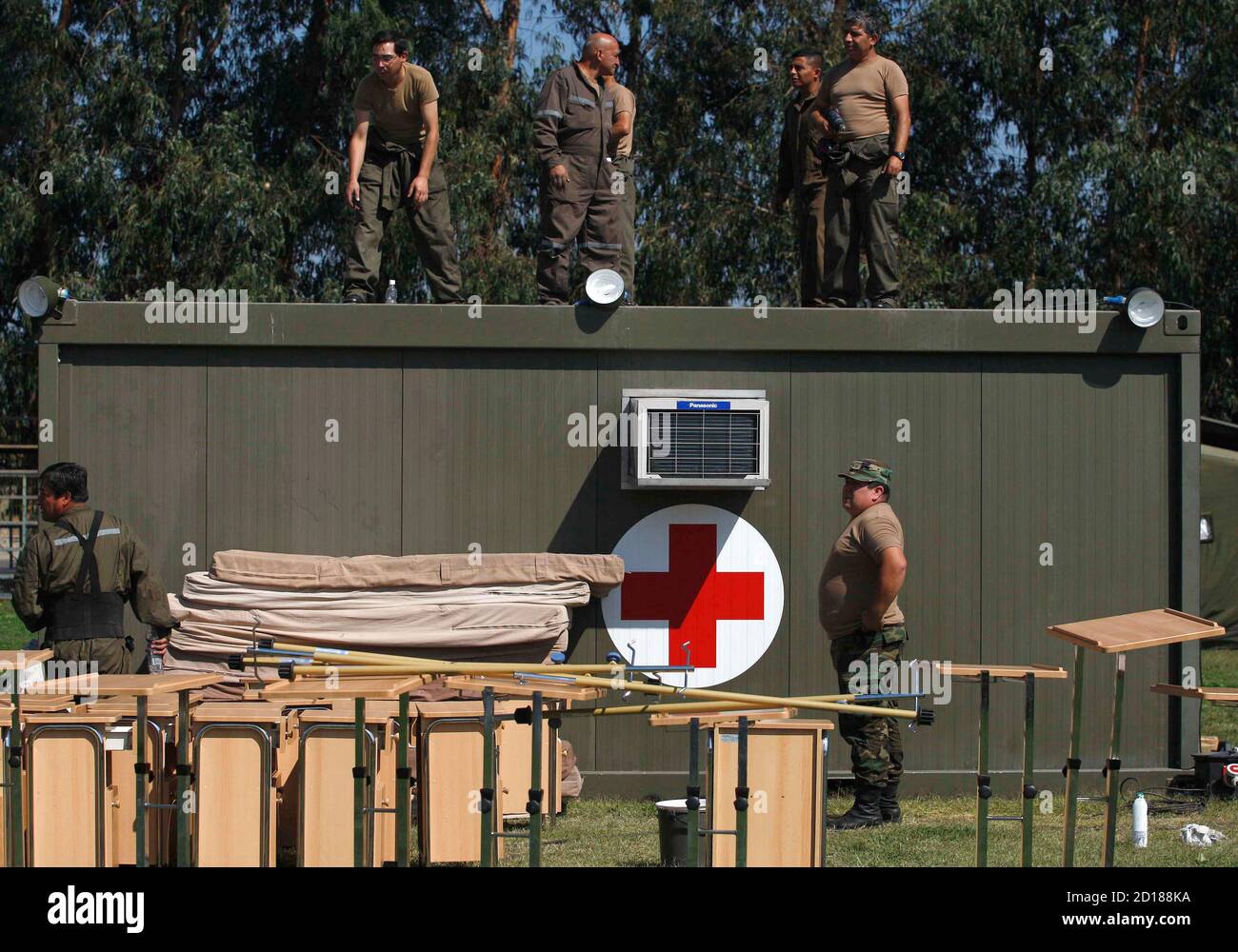 Military field hospital earthquake hi-res stock photography and images ...