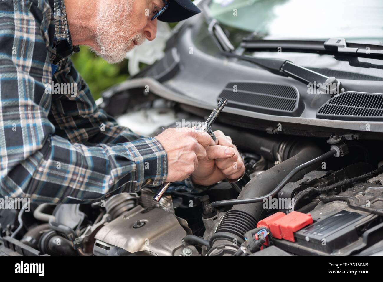Car mechanic repairing a car engine Stock Photo - Alamy