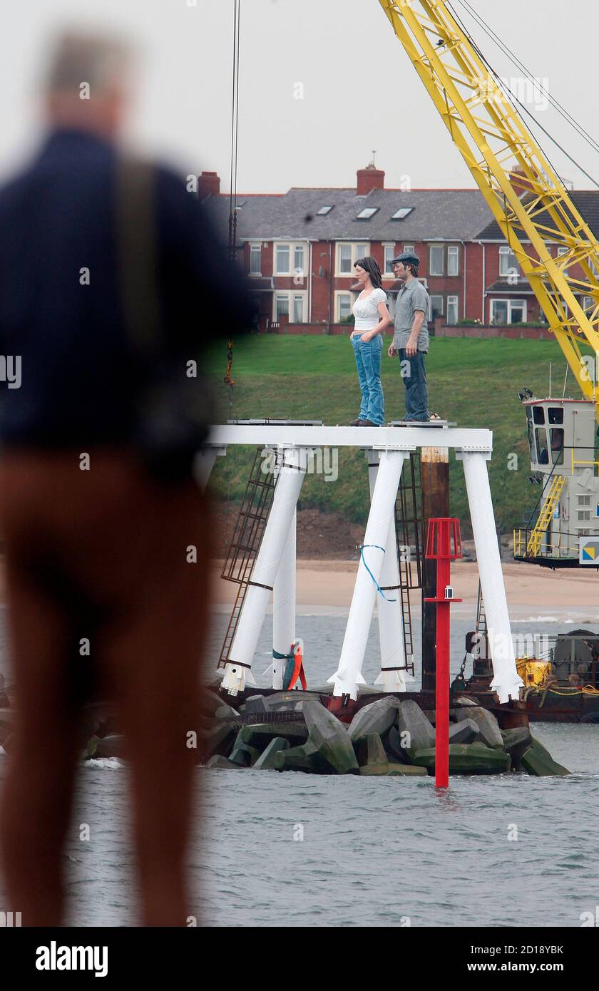 Sean henry couple hi-res stock photography and images - Alamy