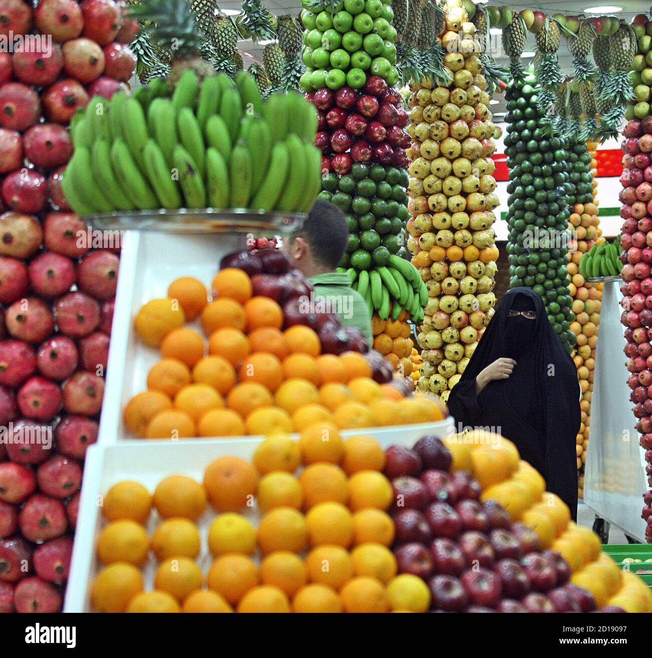 Saudi Arabia Fruit Market High Resolution Stock Photography and Images ...