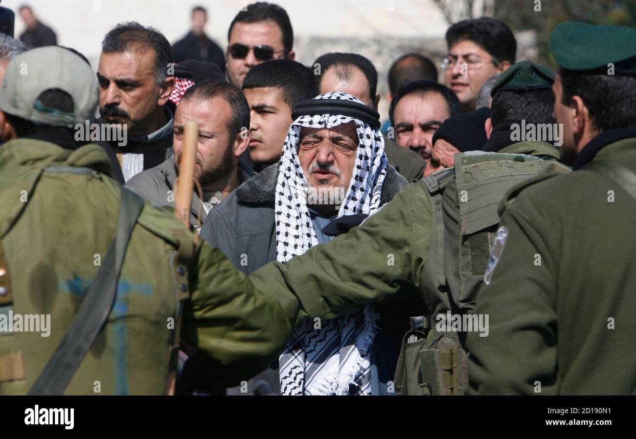 Female muslim police officers hi-res stock photography and images - Alamy