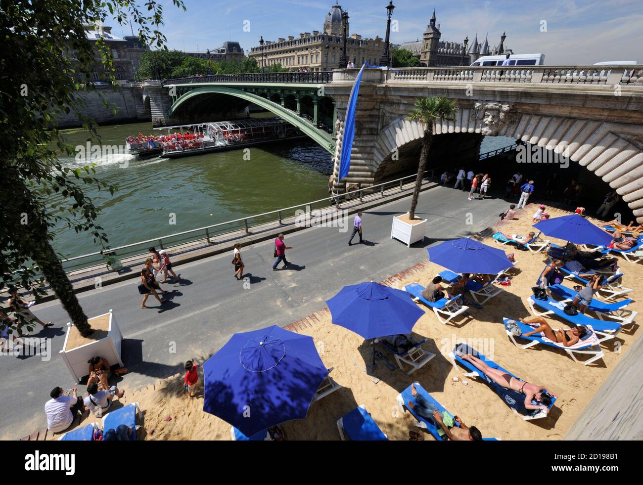 Paris plages pool hi-res stock photography and images - Alamy