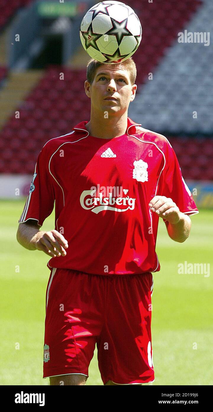 Liverpool new kit hi-res stock photography and images - Alamy