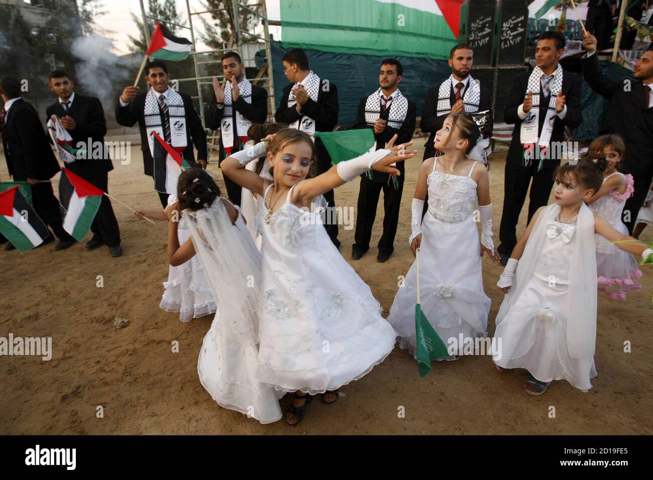 Palestinian girls dance hi-res stock photography and images - Alamy