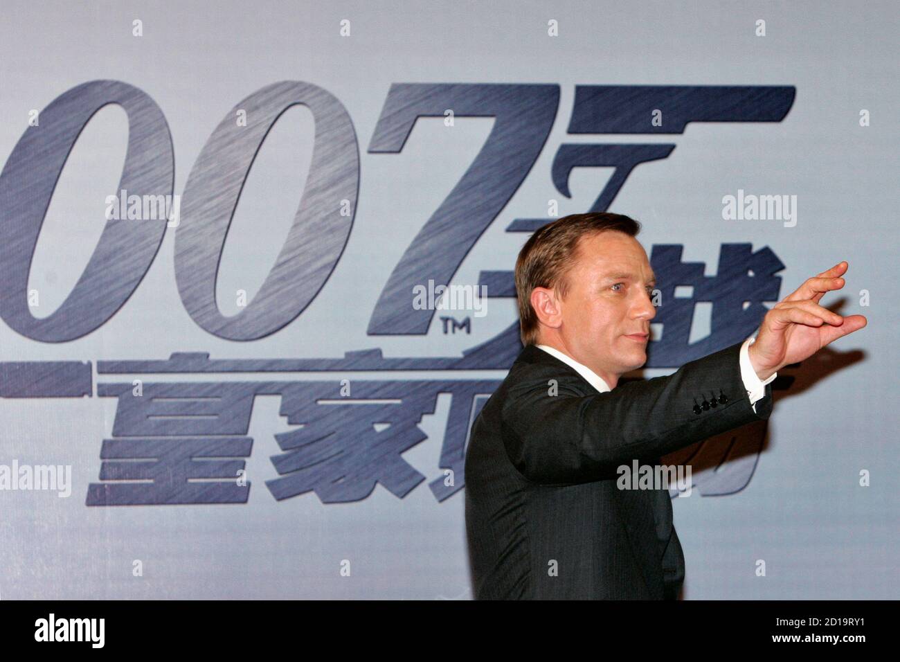 Daniel craig casino royale hi-res stock photography and images - Alamy