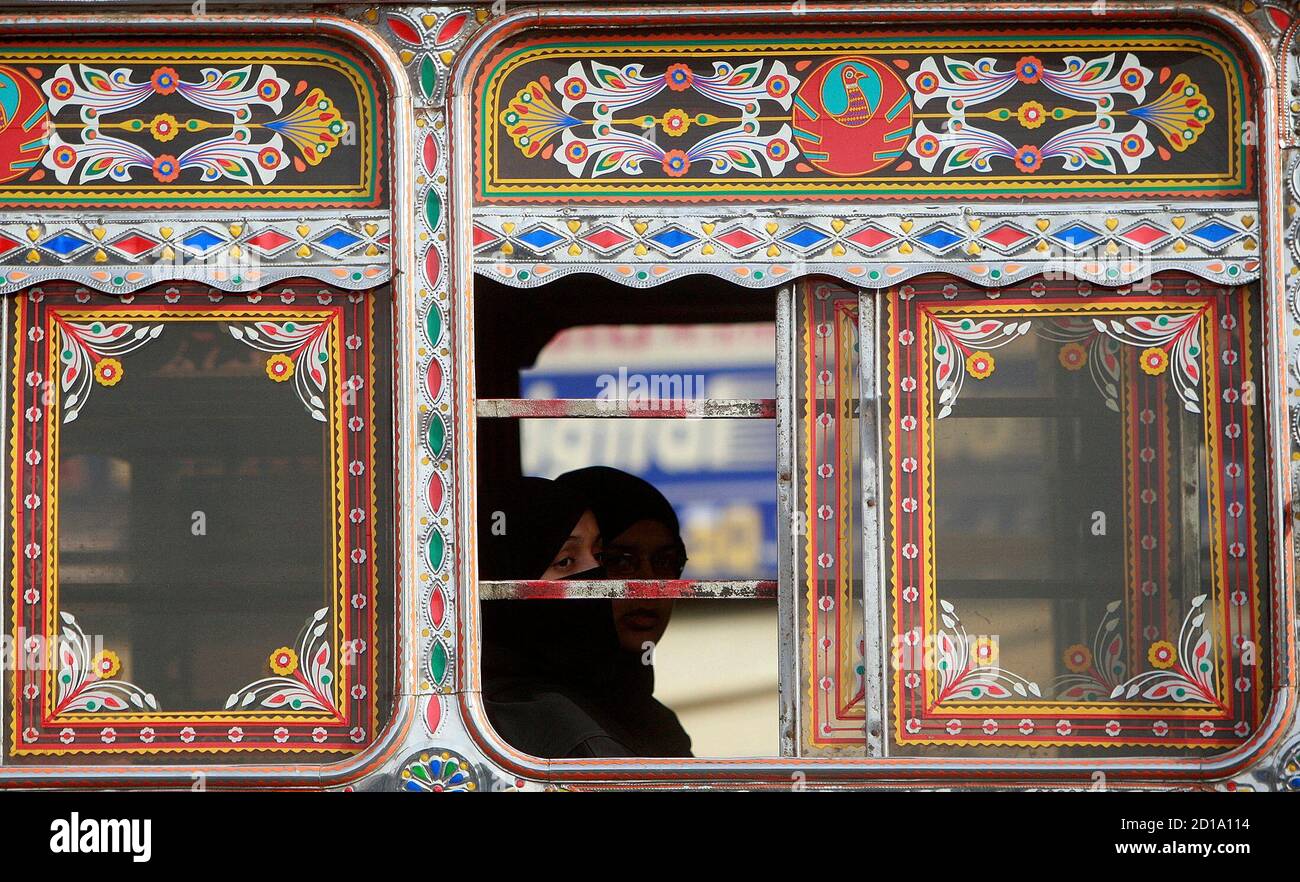 Karachi bus women hi-res stock photography and images - Alamy