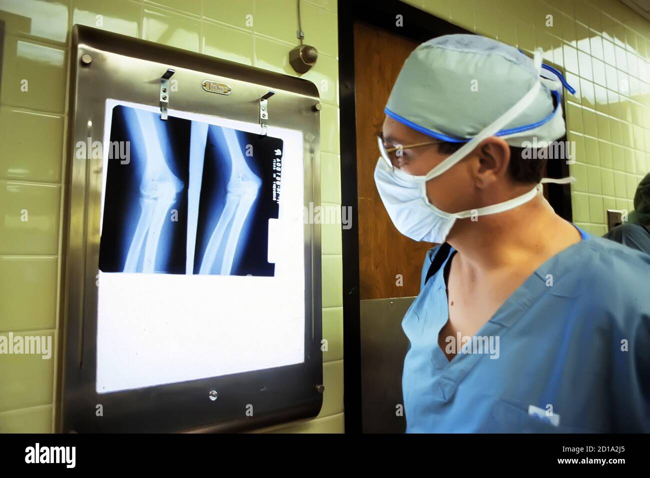 Doctor reads x-ray Stock Photo - Alamy