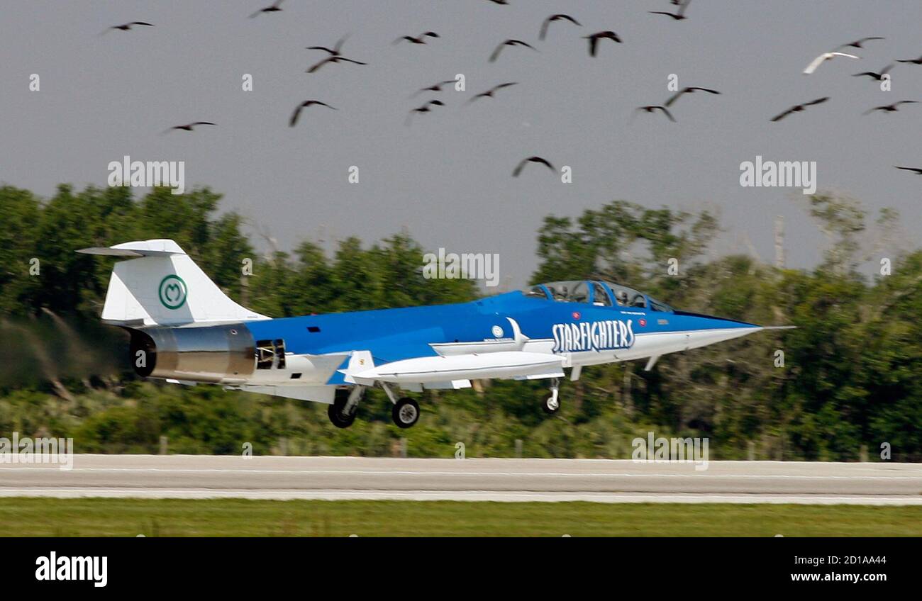 Sonic booms aircraft hi-res stock photography and images - Alamy