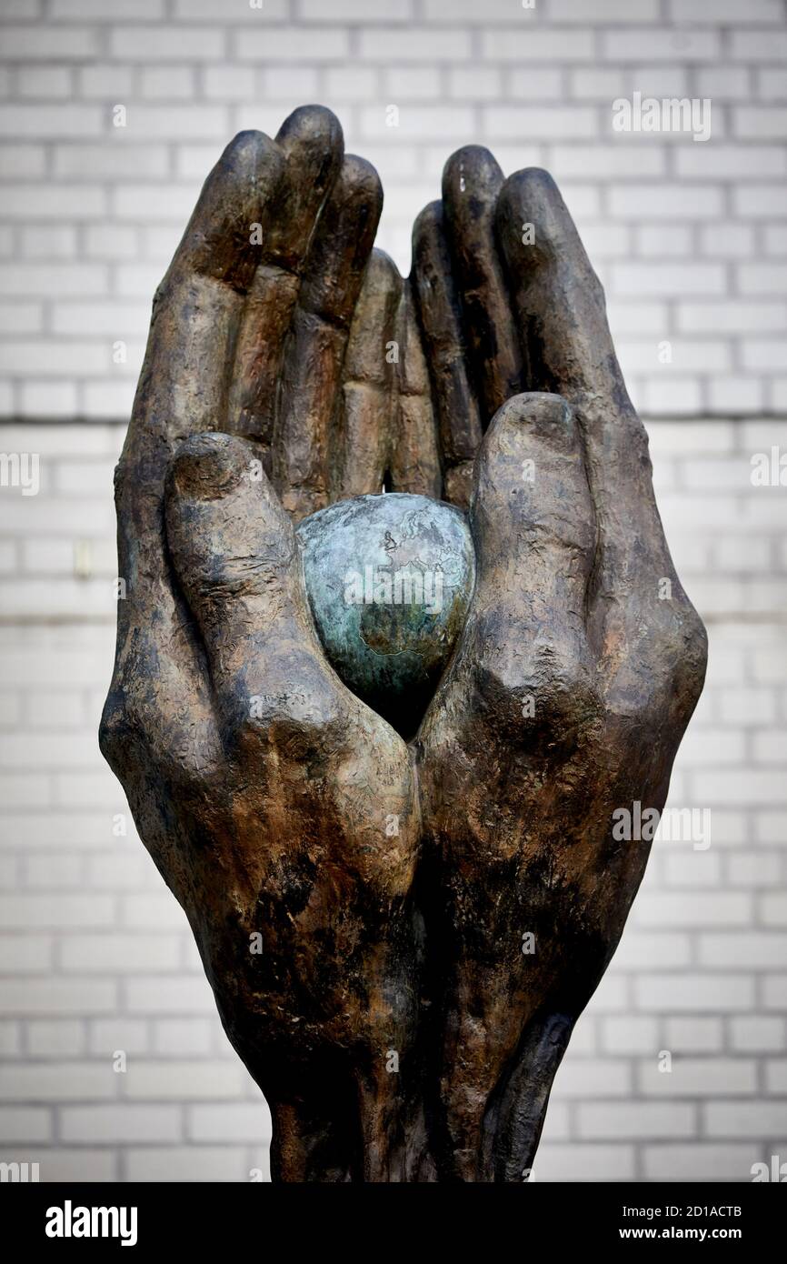 The Tree of Life by Lorenzo Quinn is dedicated to the memory of all ...