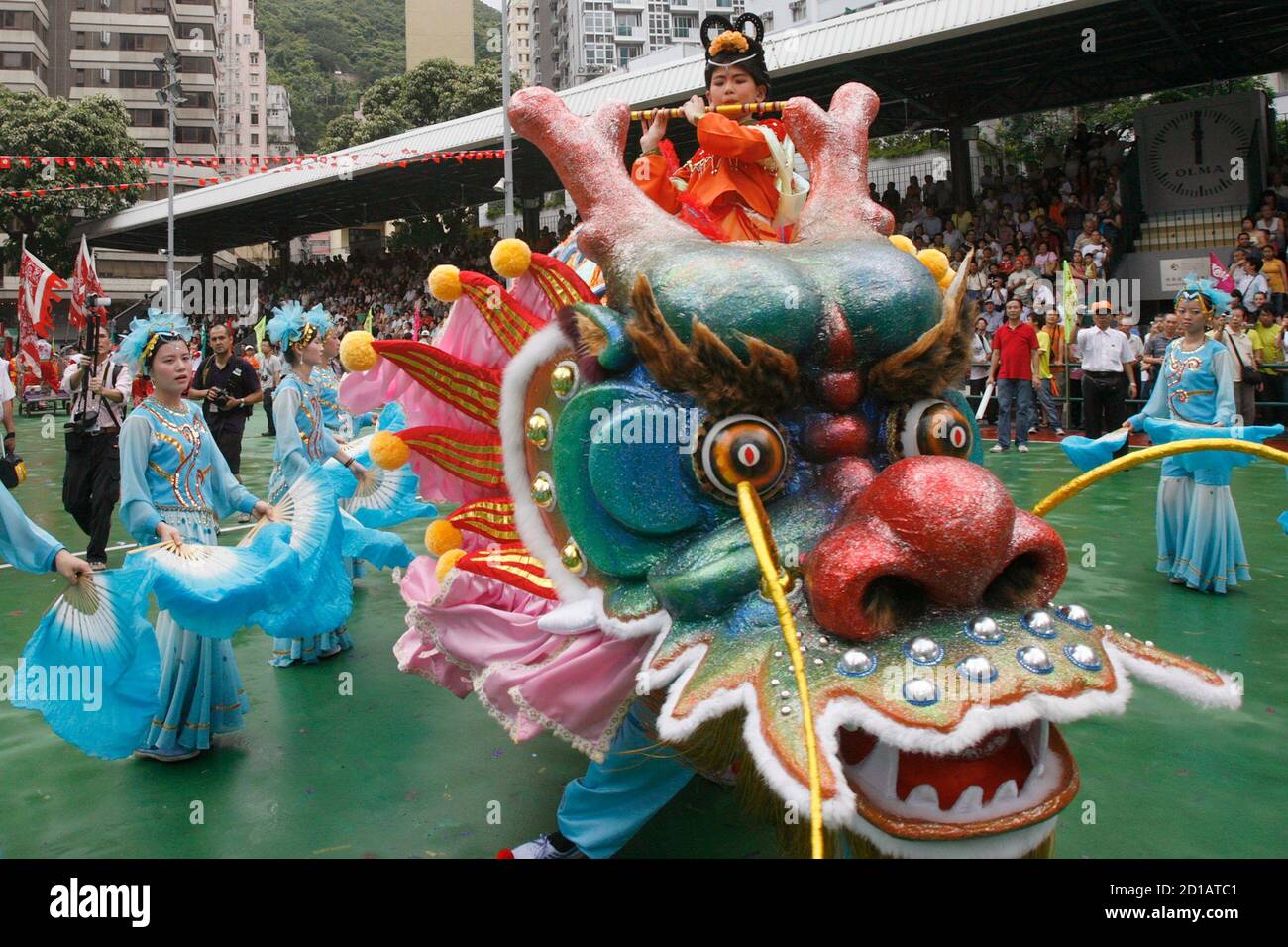 Chinese traditional dragon dance hi-res stock photography and images ...