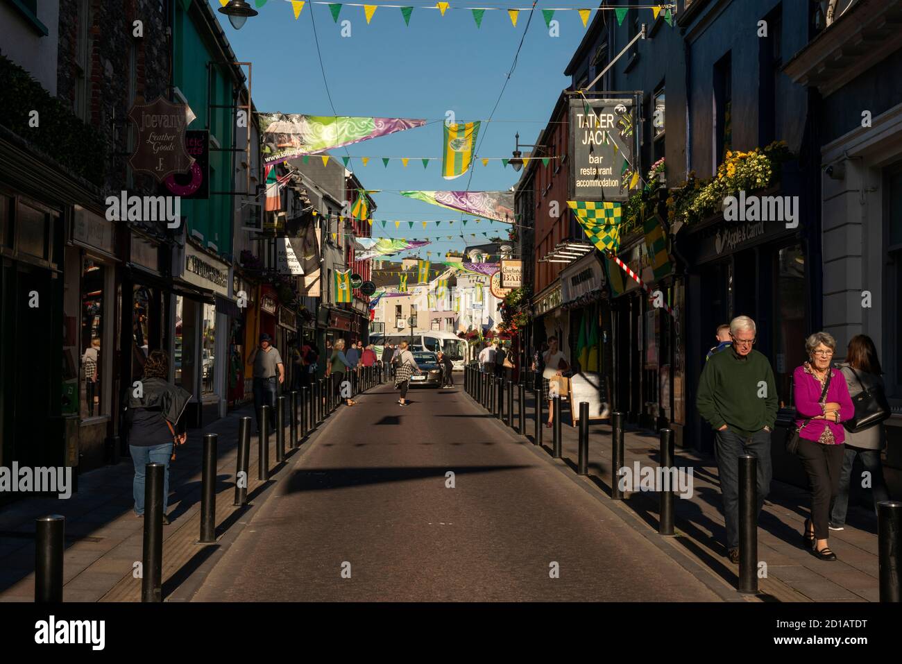 Green shopping street hi-res stock photography and images - Alamy