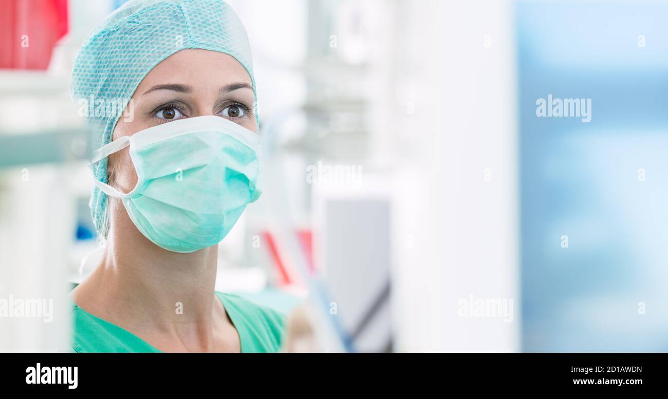 Operating room nurse hi-res stock photography and images - Alamy