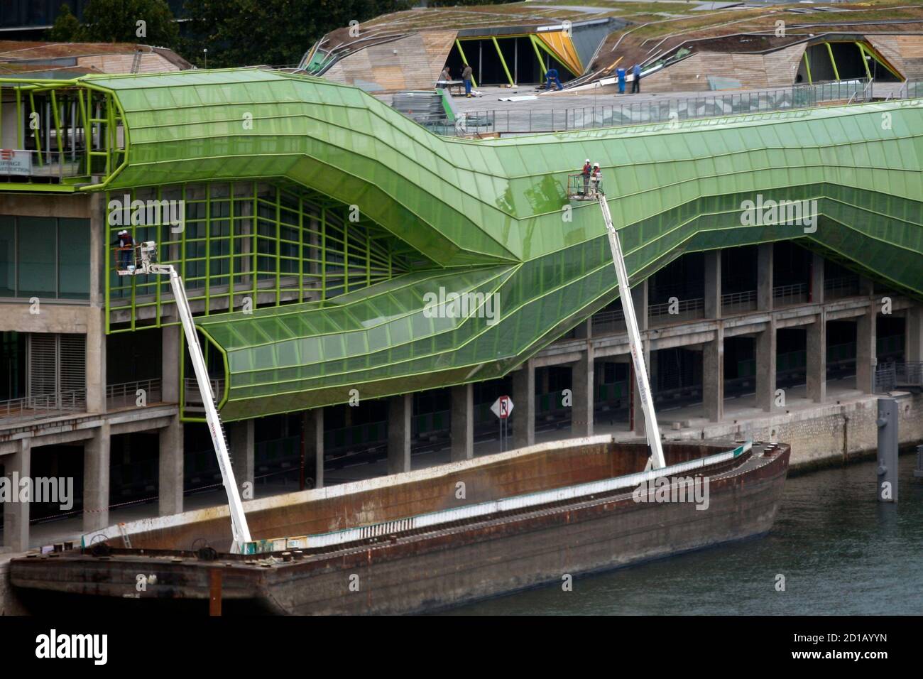 France building paris docks hi-res stock photography and images - Alamy