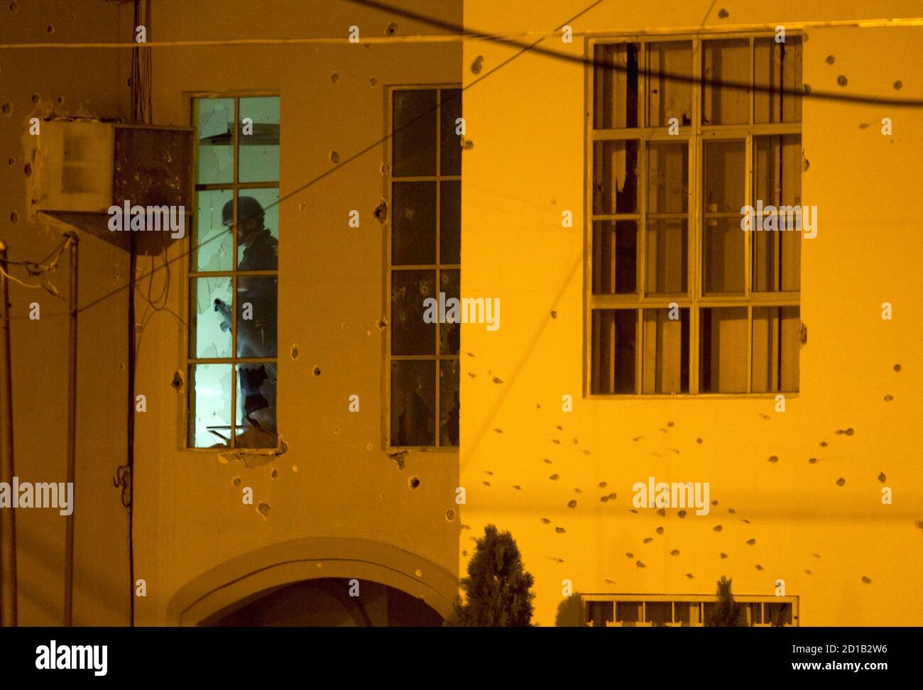 Policeman crime house shooting hi-res stock photography and images - Alamy