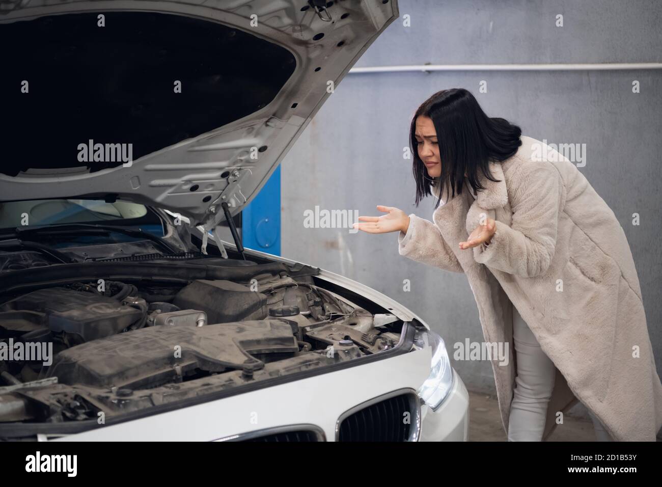 Female customer angry that her car is malfunctioning Stock Photo - Alamy