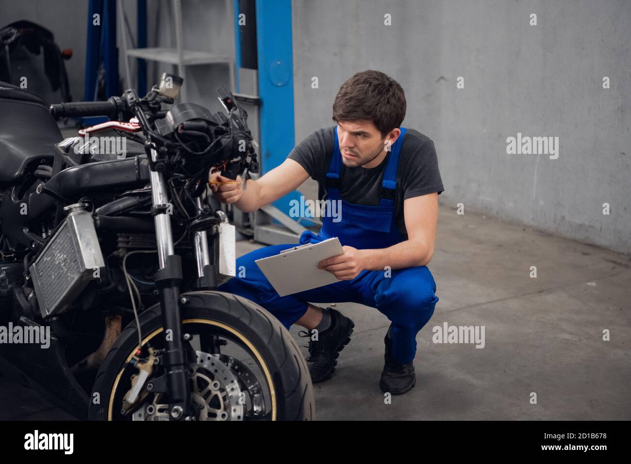 Auto repair work training hi-res stock photography and images - Alamy