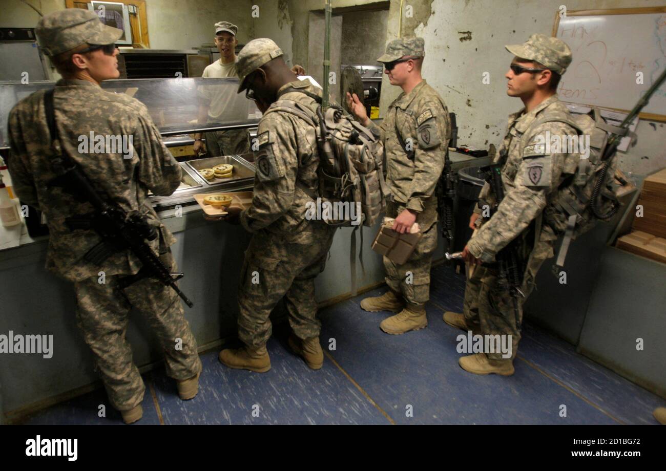 Soldiers in mess hall hi-res stock photography and images - Alamy