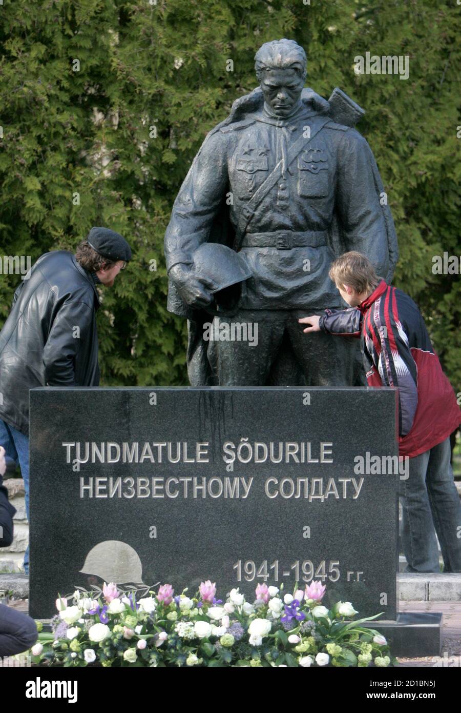 Bronze soldier monument in tallinn hi-res stock photography and images ...