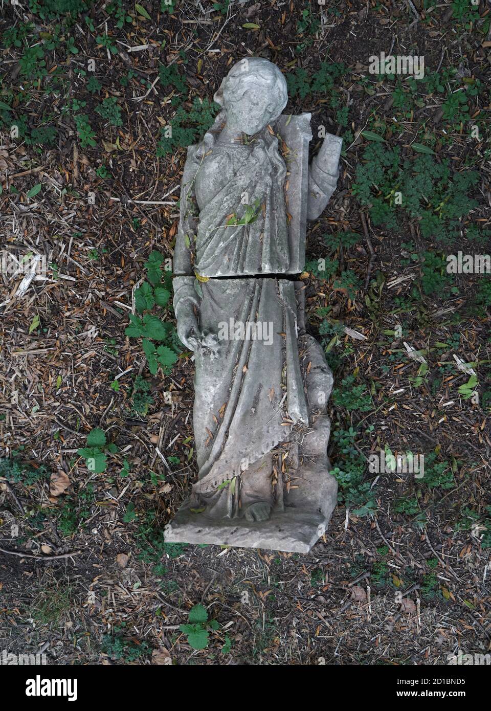 Fallen sculpture in cemetery hi-res stock photography and images - Alamy
