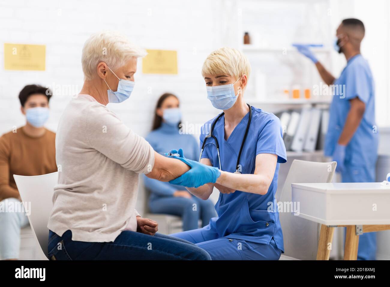 Nurse injection senior hi-res stock photography and images - Alamy
