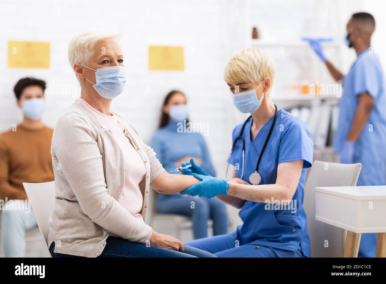 Injection arm hospital hi-res stock photography and images - Alamy