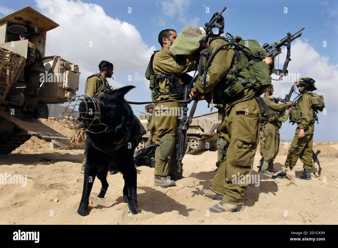 Unloading weapons hi-res stock photography and images - Alamy