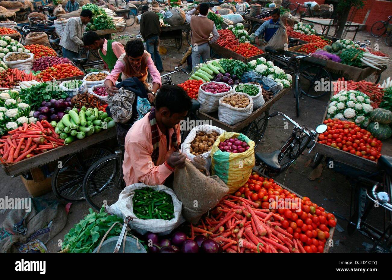 Vegetable carts hi-res stock photography and images - Alamy
