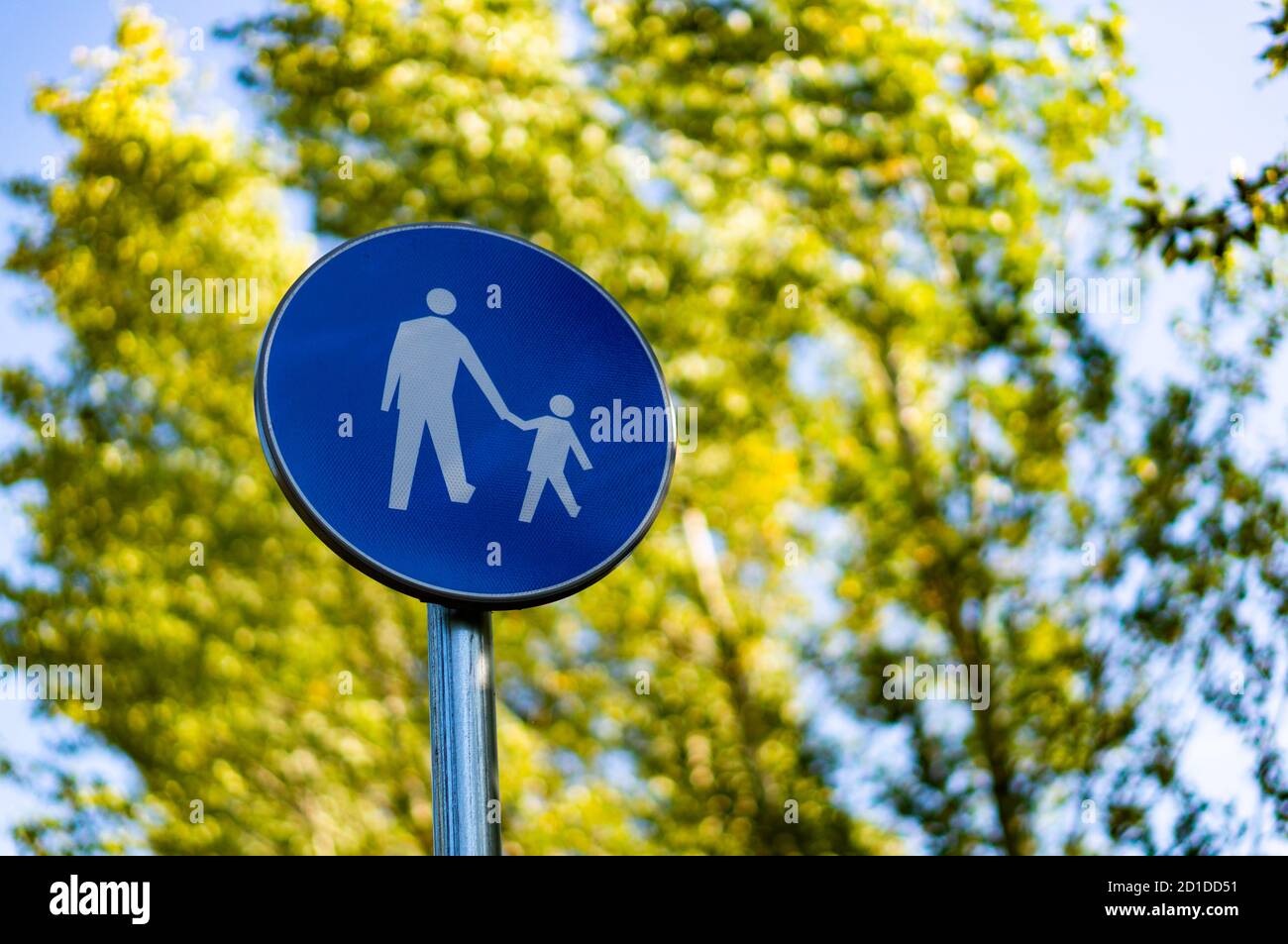Children crossing road sign hi-res stock photography and images - Alamy