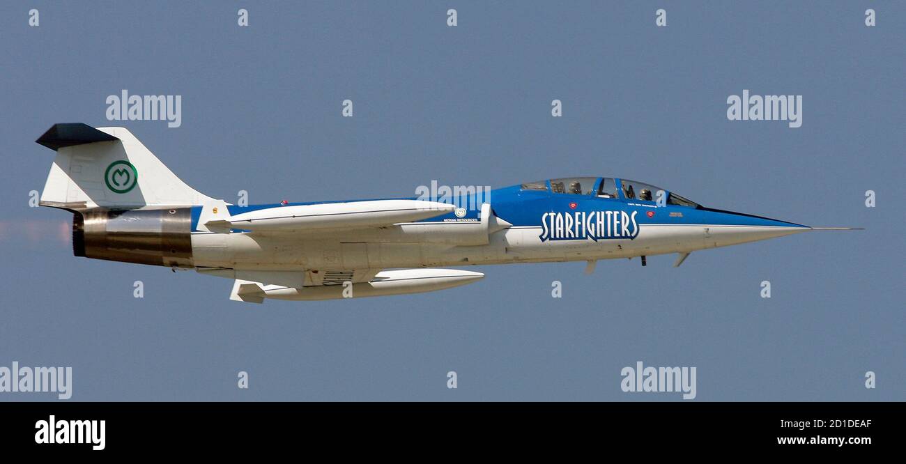 Sonic booms aircraft hi-res stock photography and images - Alamy