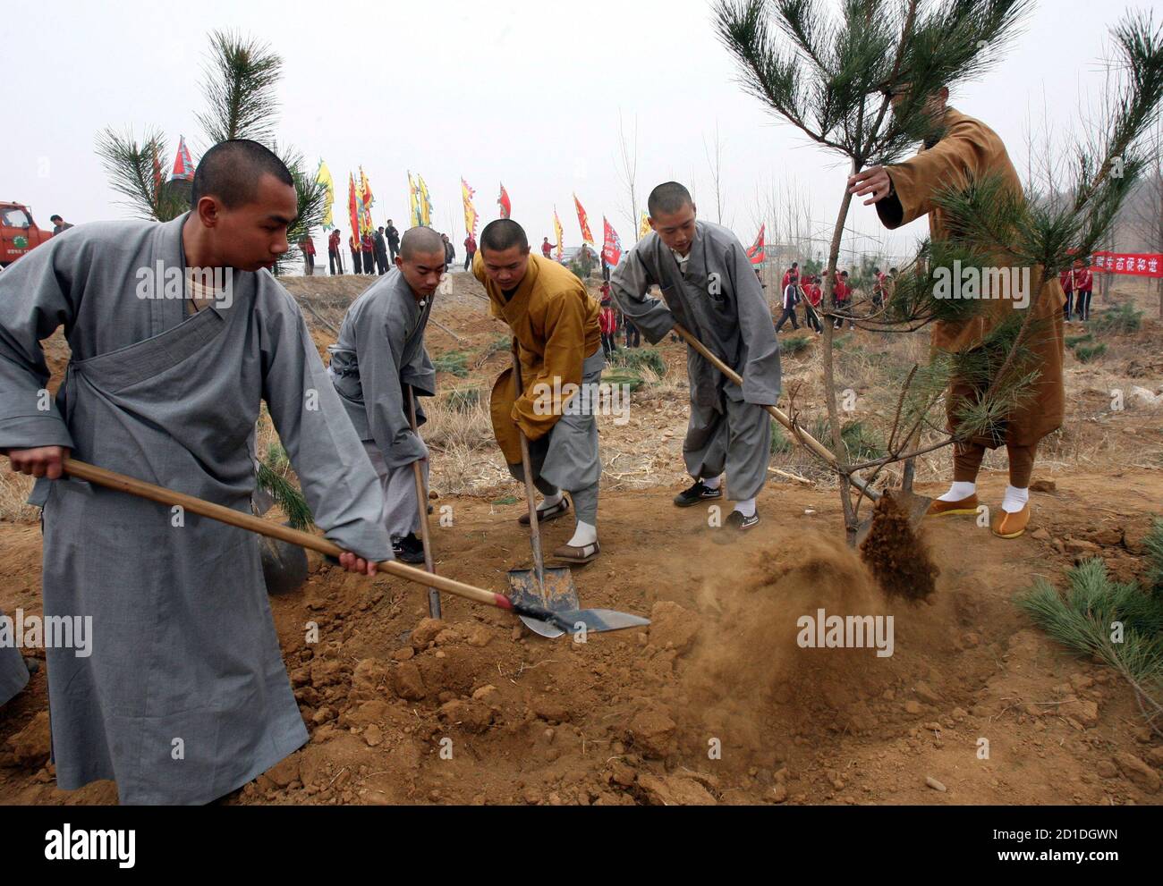 Monks from shaolin temple hi-res stock photography and images - Alamy