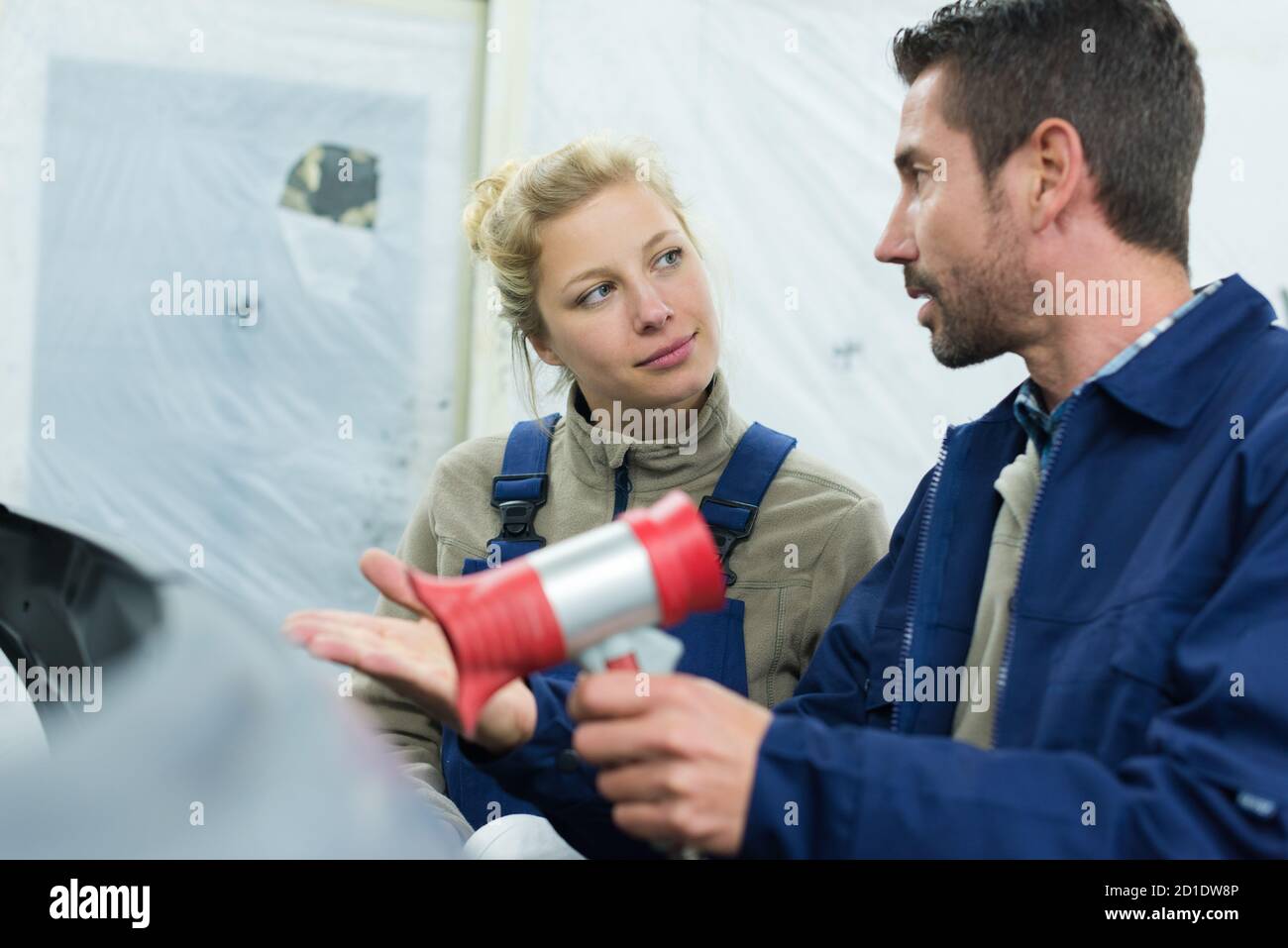 Senior and apprentice engineers hi-res stock photography and images - Alamy