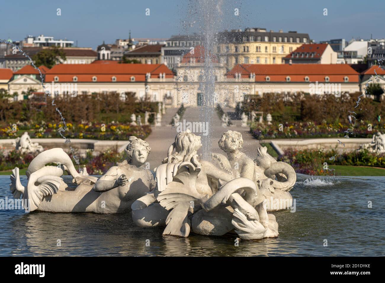 Brunnen im Schlossgarten und das Untere Belvedere in Wien, Österreich ... Brunnen im Schlossgarten und das Untere Belvedere in Wien, Österreich ...