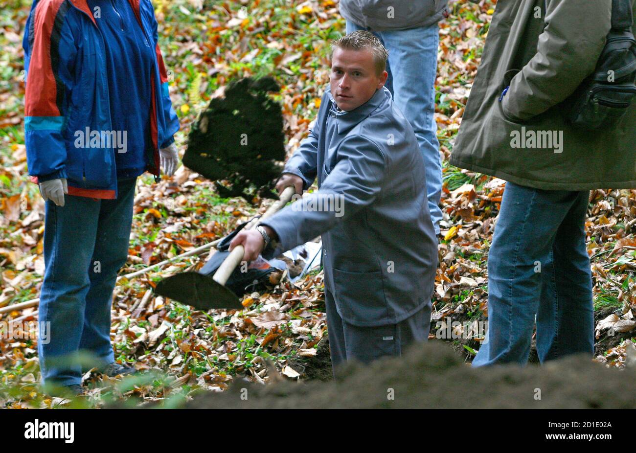 People digging grave hi-res stock photography and images - Alamy