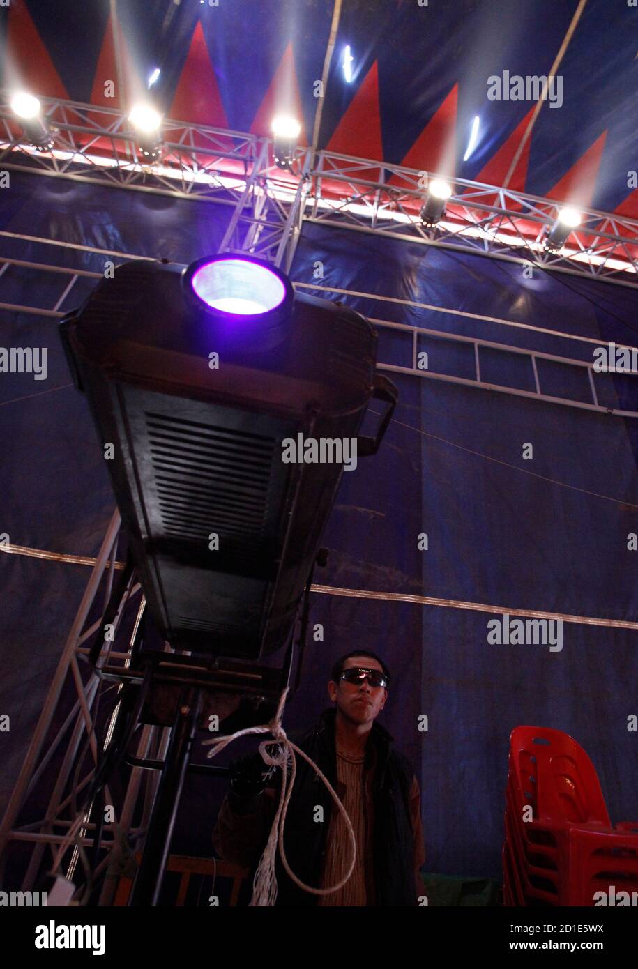 Stage turns in circus hi-res stock photography and images - Alamy