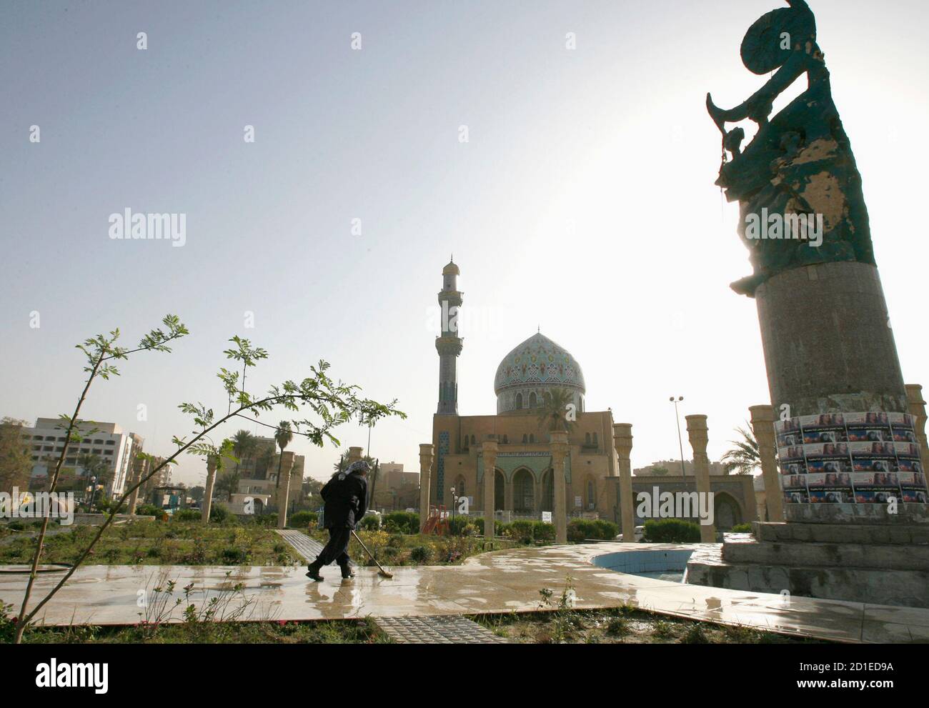 Iraqi president saddam hussein s statue High Resolution Stock ...