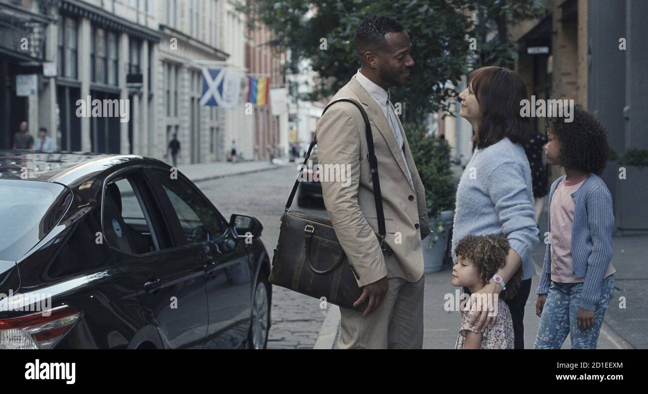 ON THE ROCKS, from left: Marlon Wayans, Rashida Jones, Alexandra Reimer ...