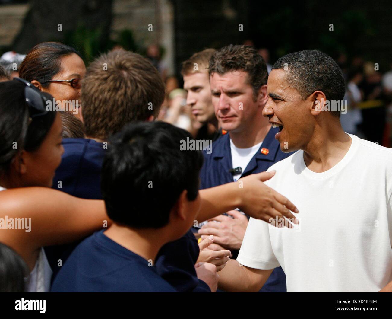 Barack obama playing basketball hi-res stock photography and images - Alamy
