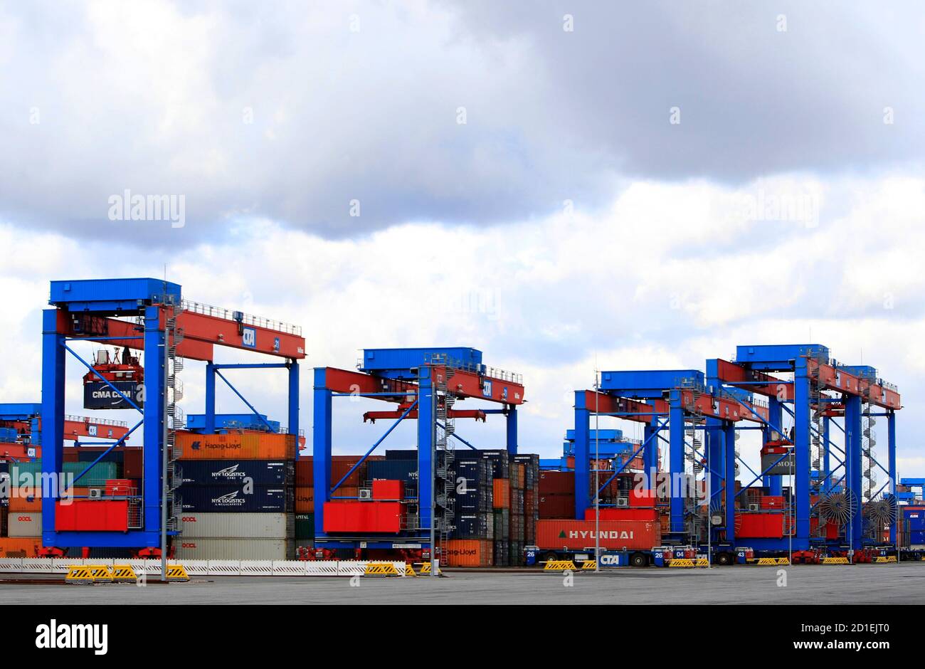 Container terminal automation hi-res stock photography and images - Alamy