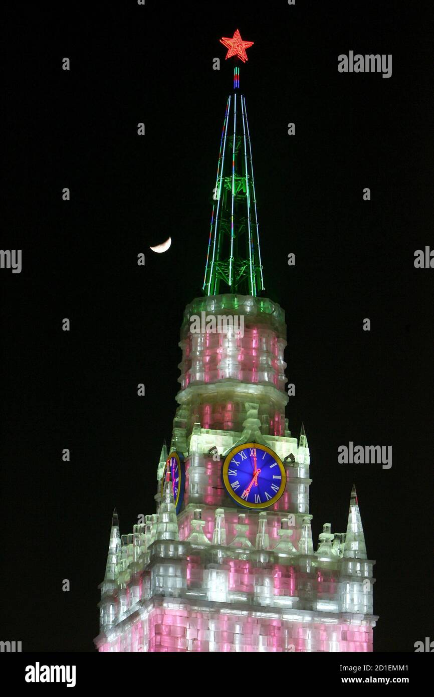 Big ben snow sculpture hi-res stock photography and images - Alamy
